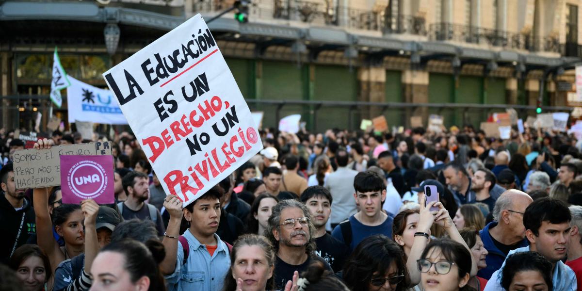 En medio de protestas, Milei llevó su mensaje de “no aflojen” a Mar del ...